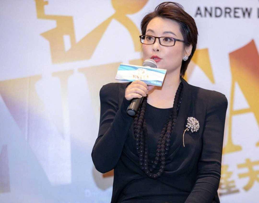 Yuan Li's outfit change record: an independent attitude shows the charm ...