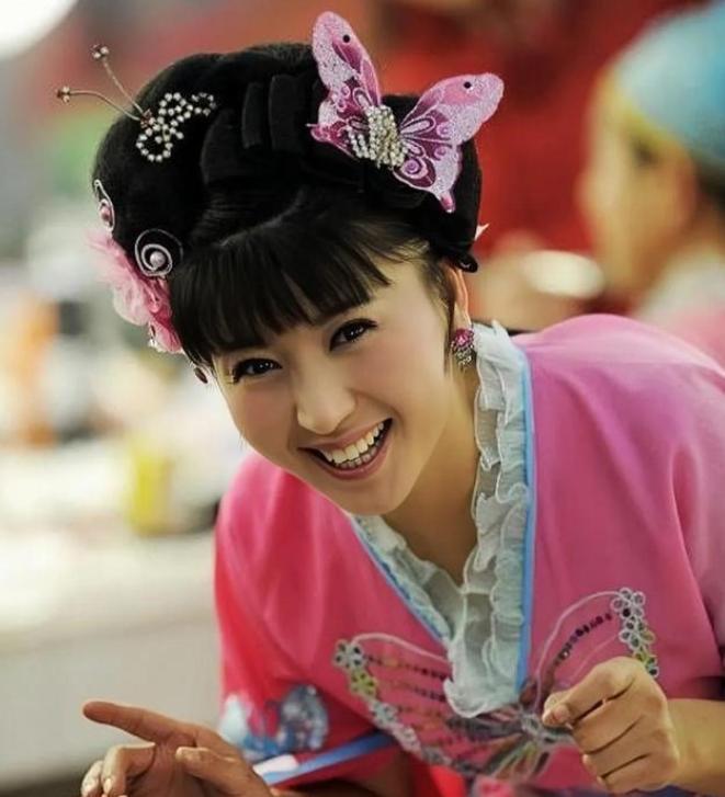 With exquisite facial features and a plump figure, Yan Xuejing is ...