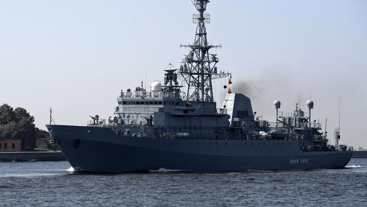 The interception failed, and the Russian 4,000-ton warship entered the ...