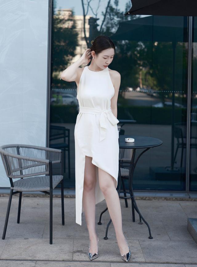 In midsummer, choose a pure white dress to show your elegance - iMedia