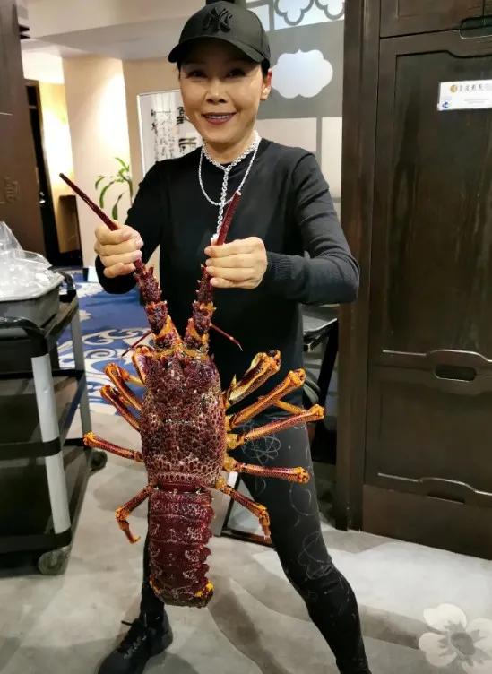 Famous female singer: Tian Zhen shares his comfortable life abroad - iNEWS