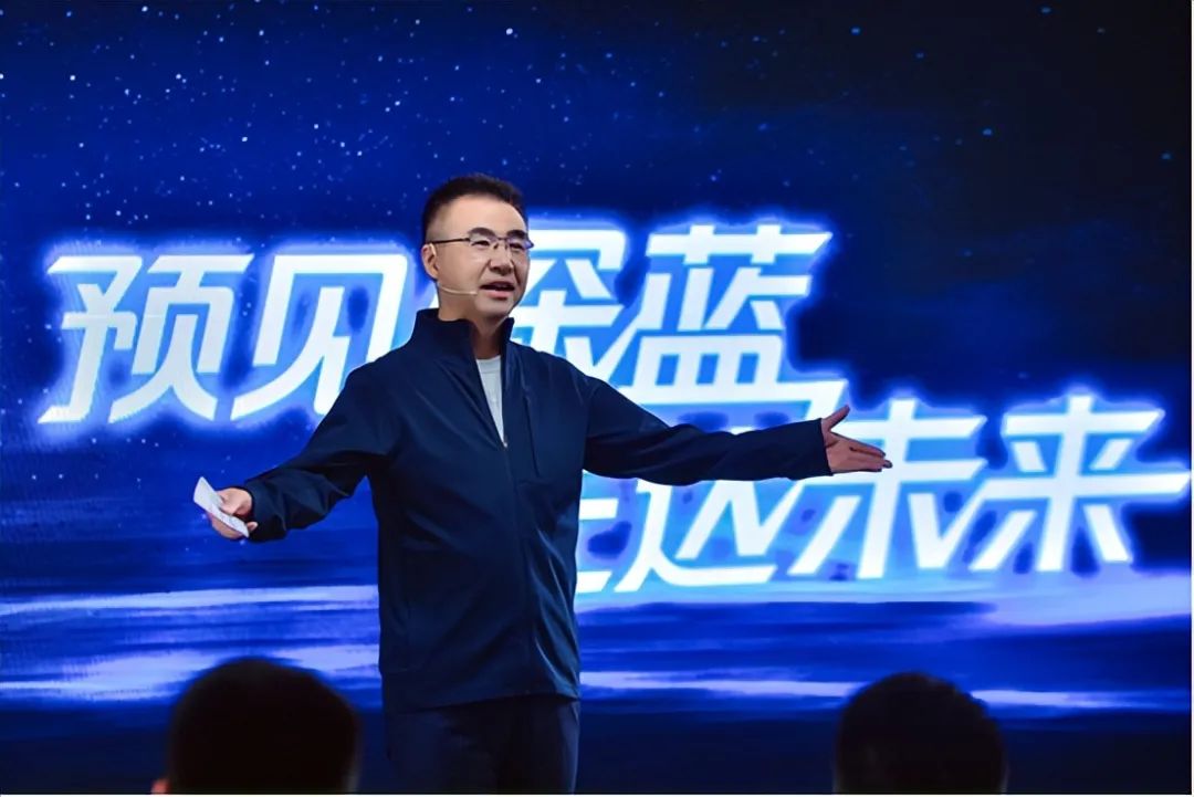 All-electric platform + high-frequency pulse heating, dark blue car ...