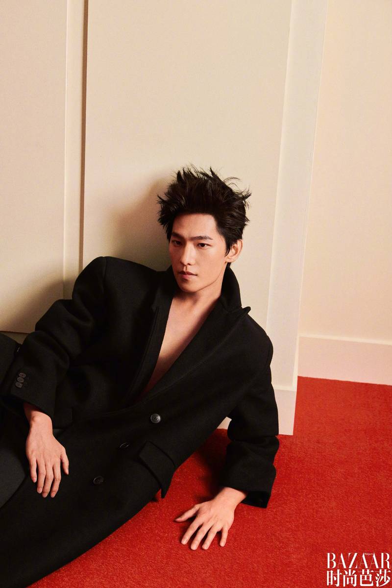 Yang Yang staged a photo shoot, wearing a suit and leather suit in a ...