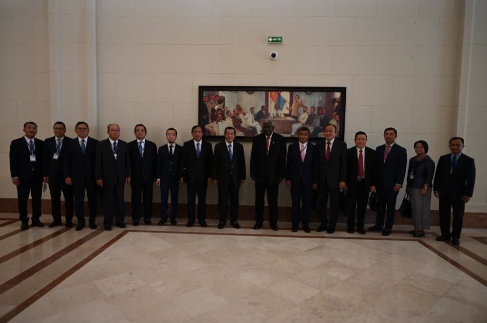 Cambodian Prime Minister Hun Sen pledges to maintain cooperation with ...