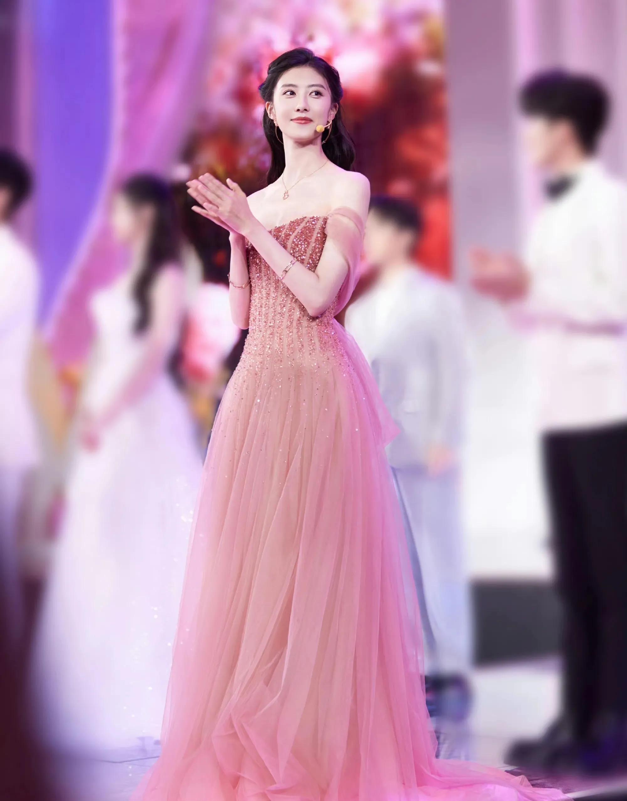 Beautiful actress Cao Feiran - iNEWS