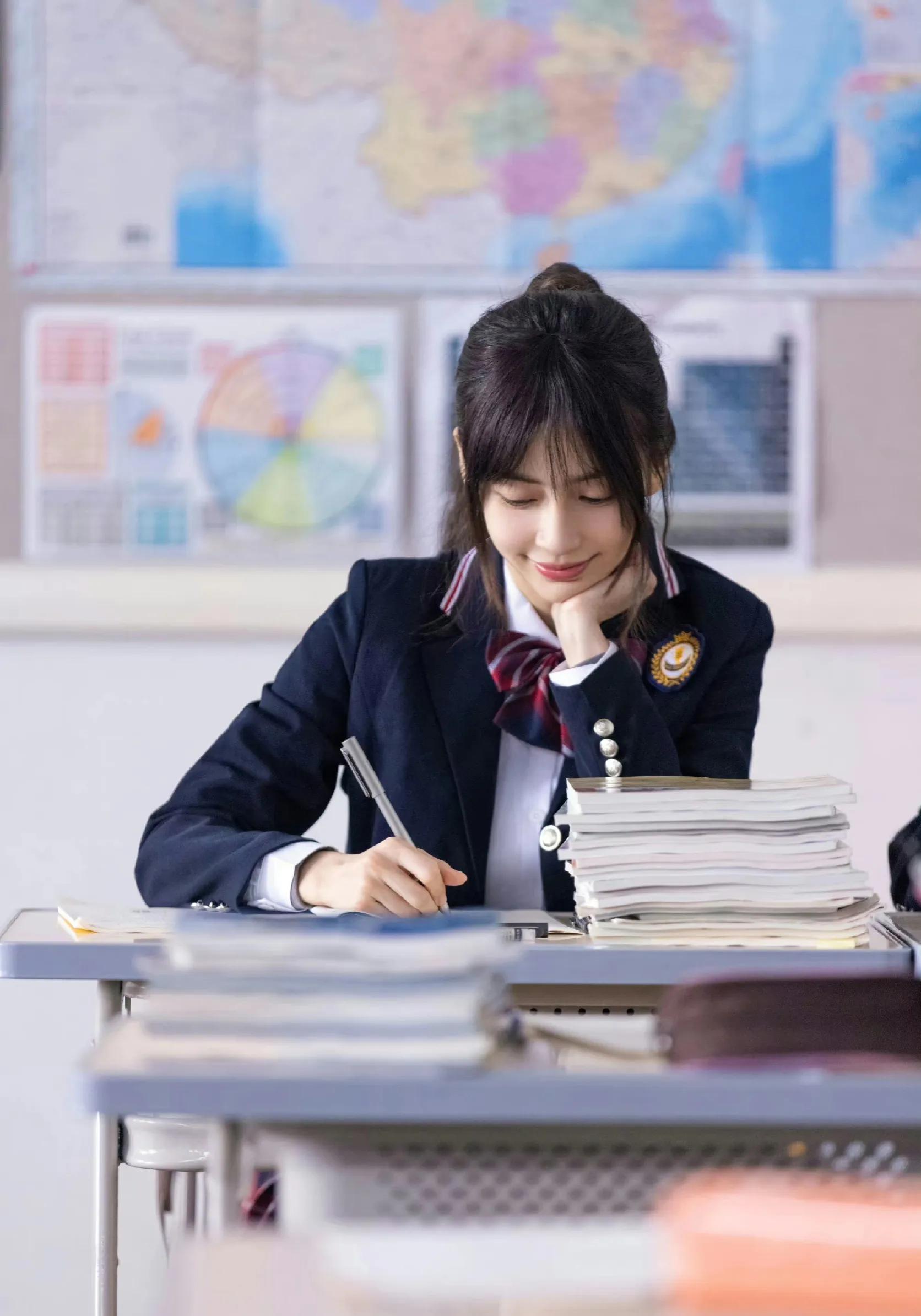 The pure school beauty Baby shows her graceful beauty in the TV series, tears in the snow become ...