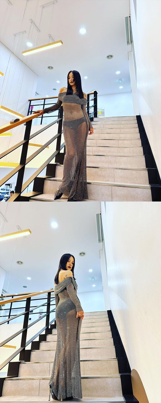 The photo of Lee Hyo-ri, the first Korean sexy beauty, in a full-body ...