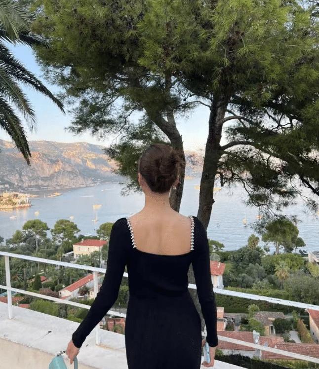 Wu Qianyu posted date photos, Shi Boxiong romantically proposed, the love is sweet! - iMedia