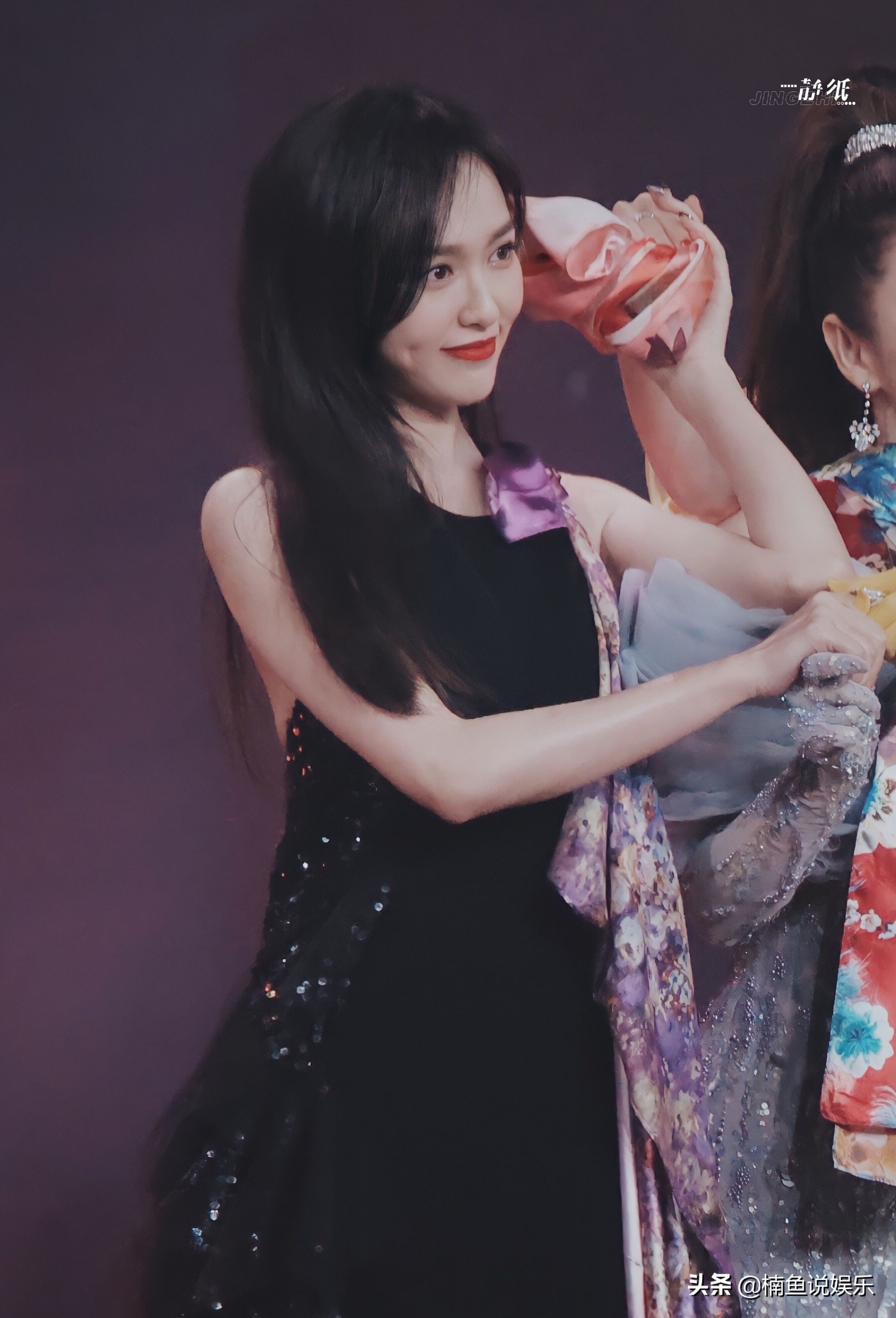 After Tong Liya, Tang Yan hosted the Dragon TV Spring Festival Gala ...