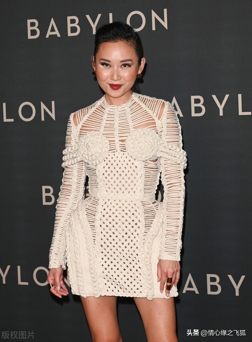 Li Lijun wore a white woven skirt to attend the premiere of [Babylon ...
