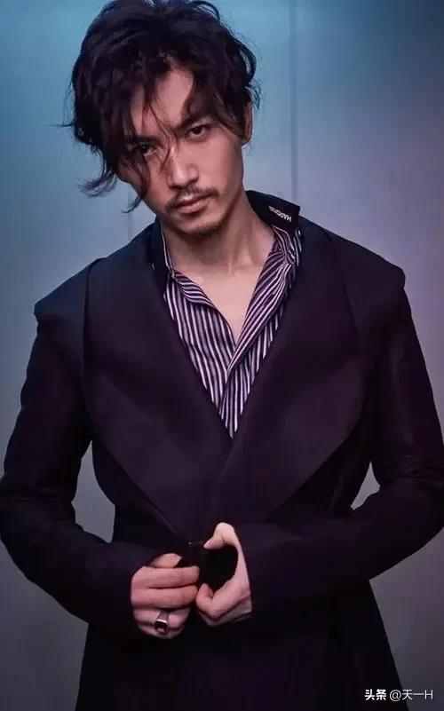 In "Ice Rain and Fire" Chen Xiao plays Wu Zhenfeng, his eyes are sharp ...