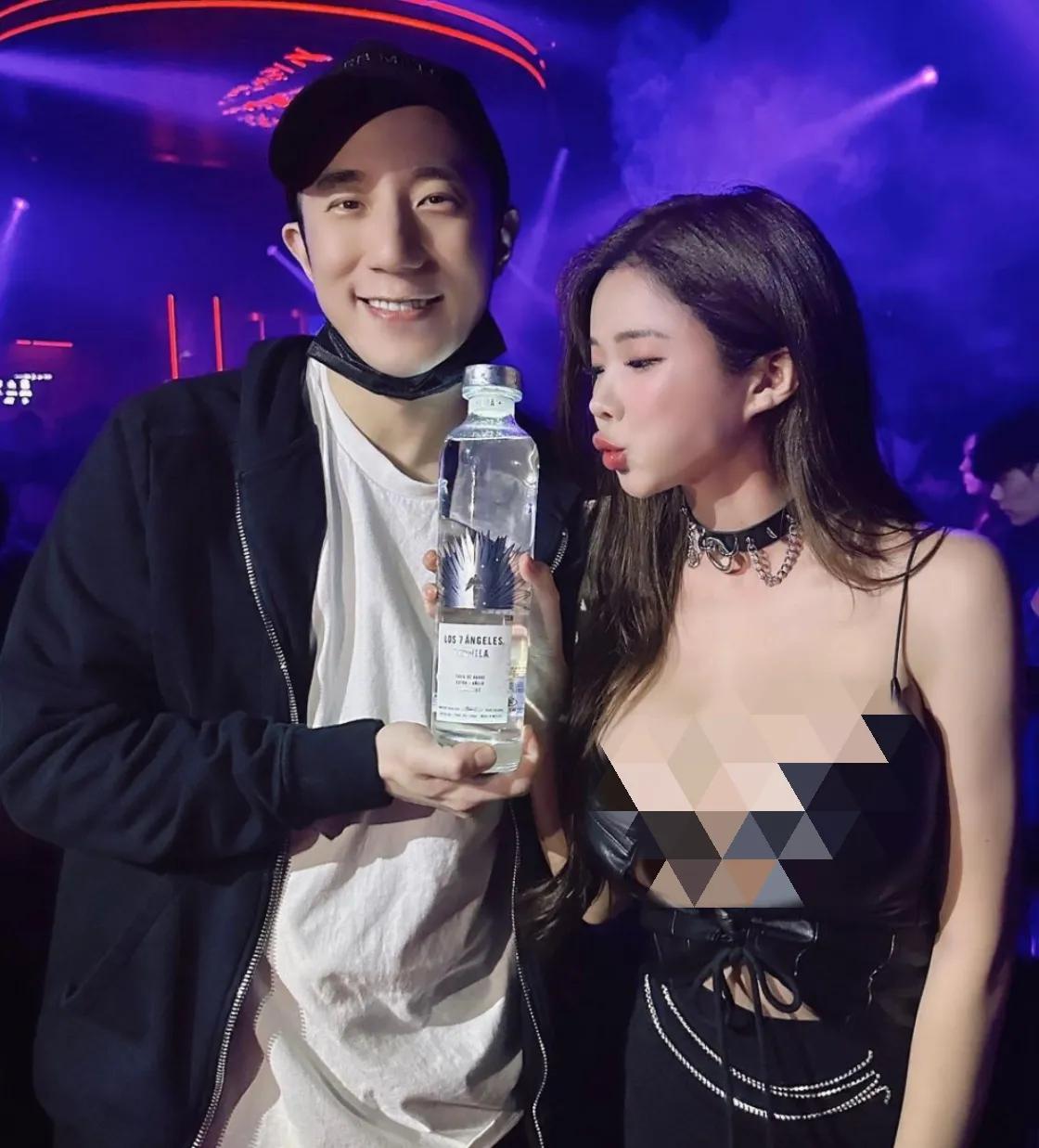 Jaycee Jaycee and the sexy DJ goddess Lan Xinglei took a photo with a pouting mouth and a ...