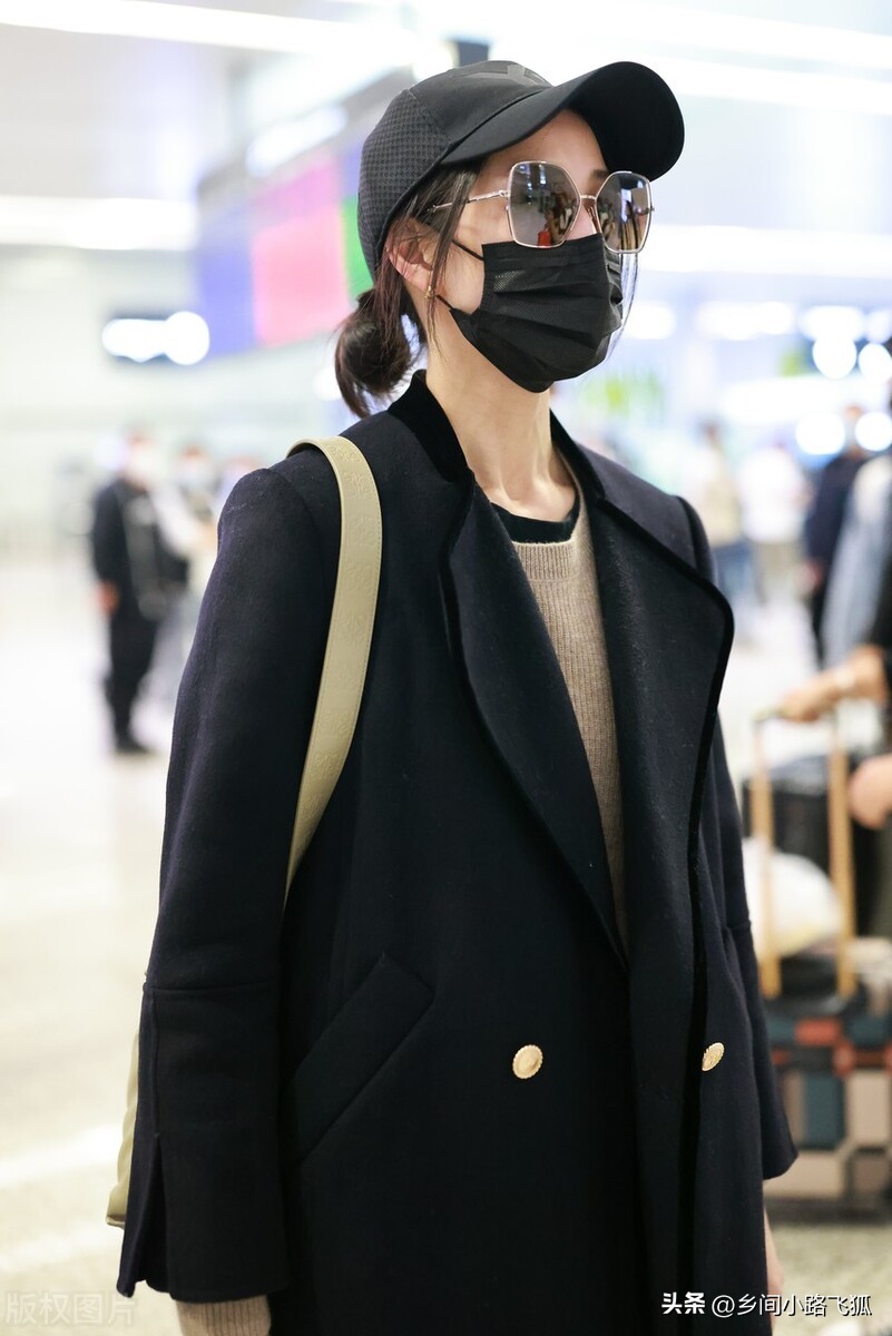 Zhang Junning wearing a black coat + sunglasses + white shoes appeared ...