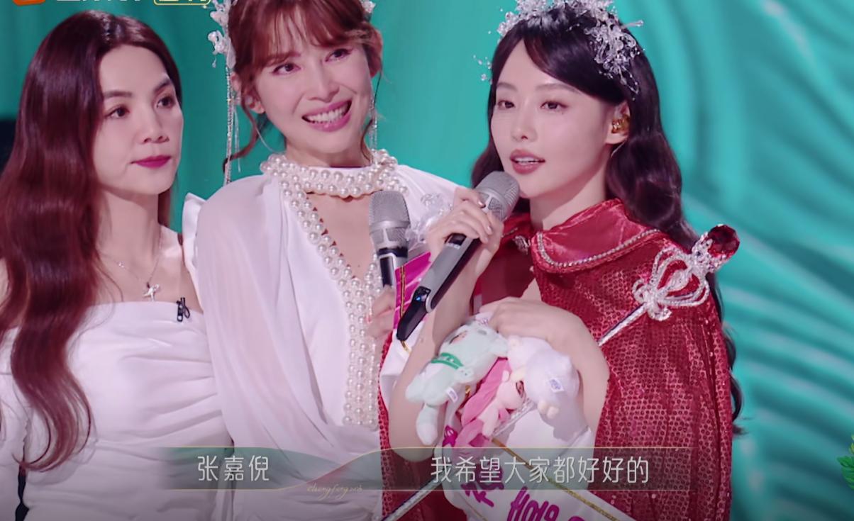 Zhang Jiani Wugong made up for his birthday on stage, wearing a red ...