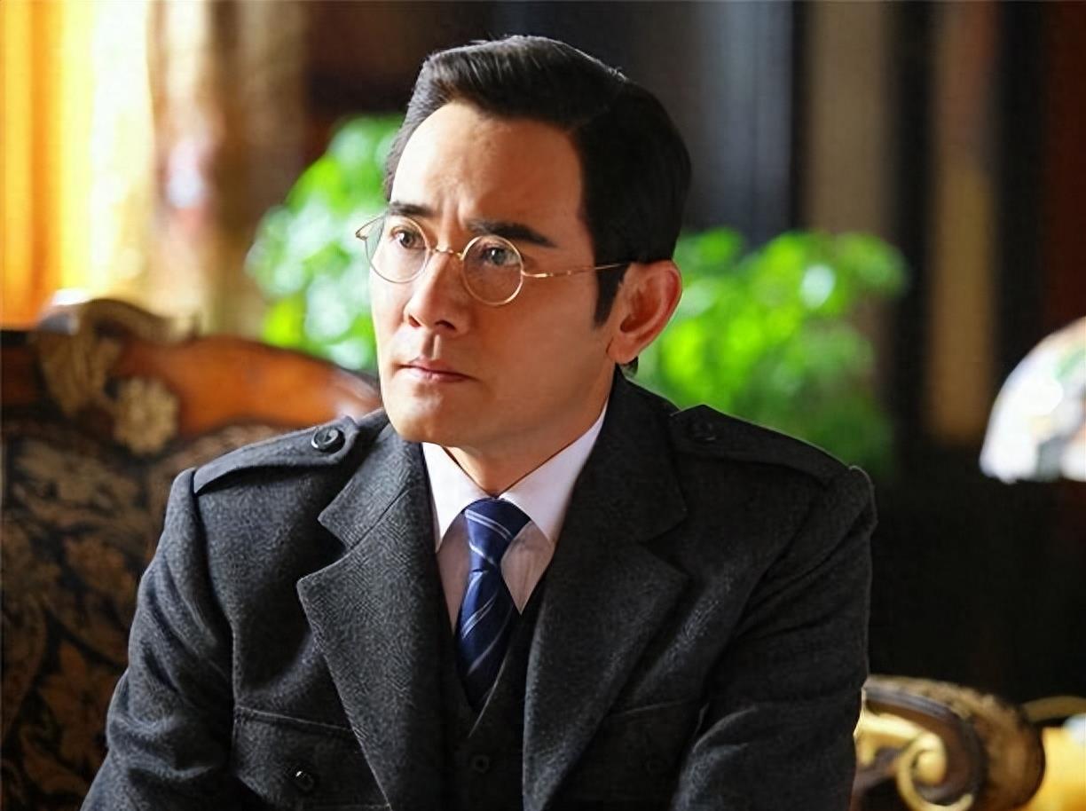 Zhou Xun and Chen Hong fell in love with him at first sight. They never ...