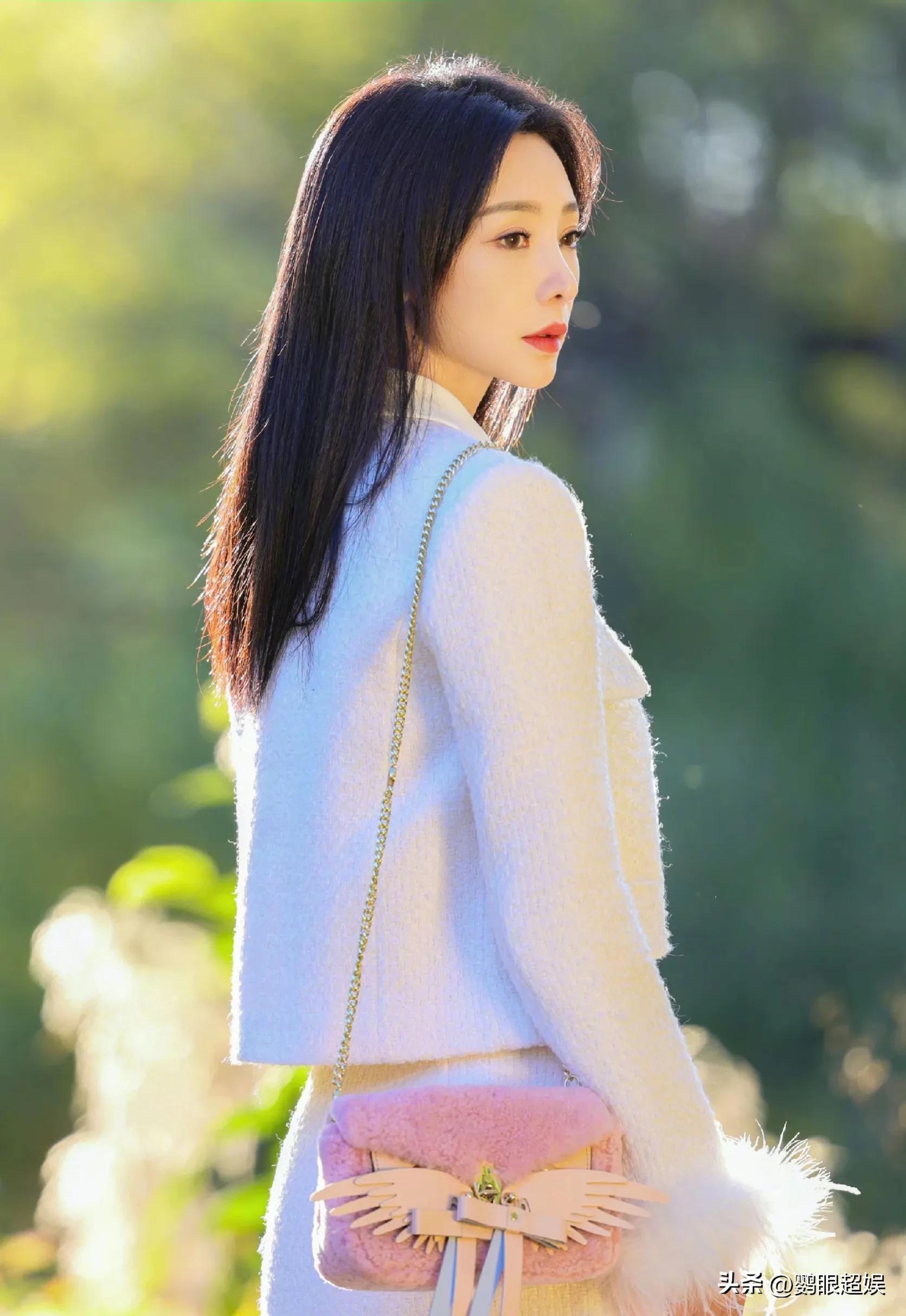 Liu Yan's photo shoot under the warm sun, the sun is so warm, and her ...
