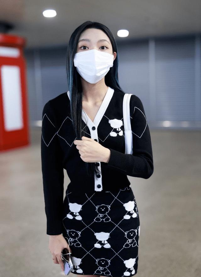 Li Ziting successfully changed her style, with short half sleeves and ...
