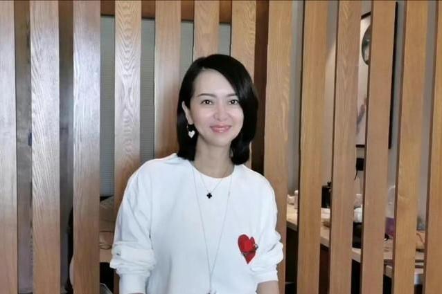 Famous singer Gan Ping: married football player Li Bing, married 18 ...