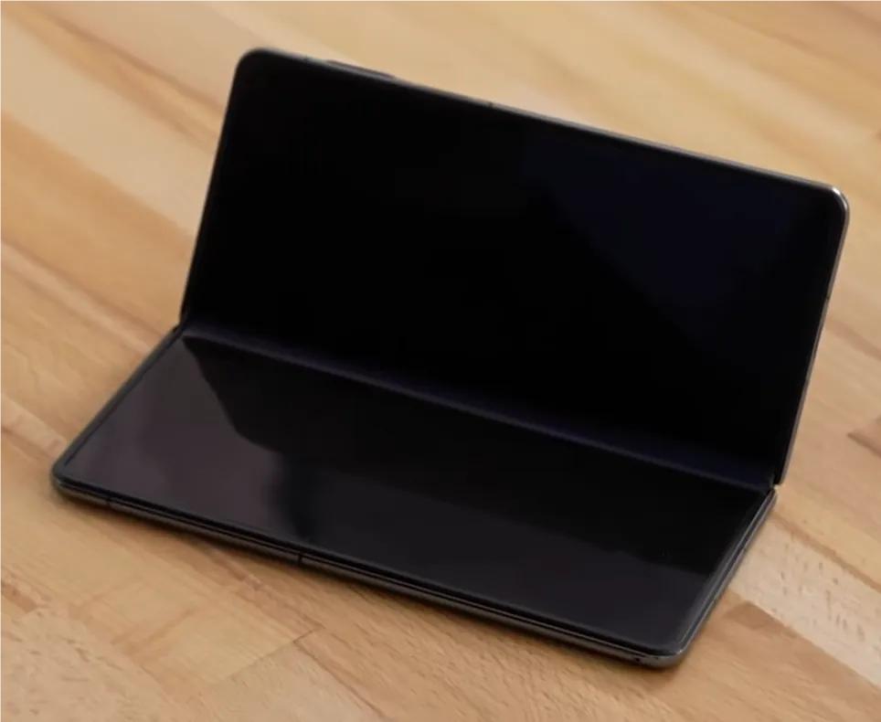 Now the folding screen mobile phone is the top stream - iNEWS