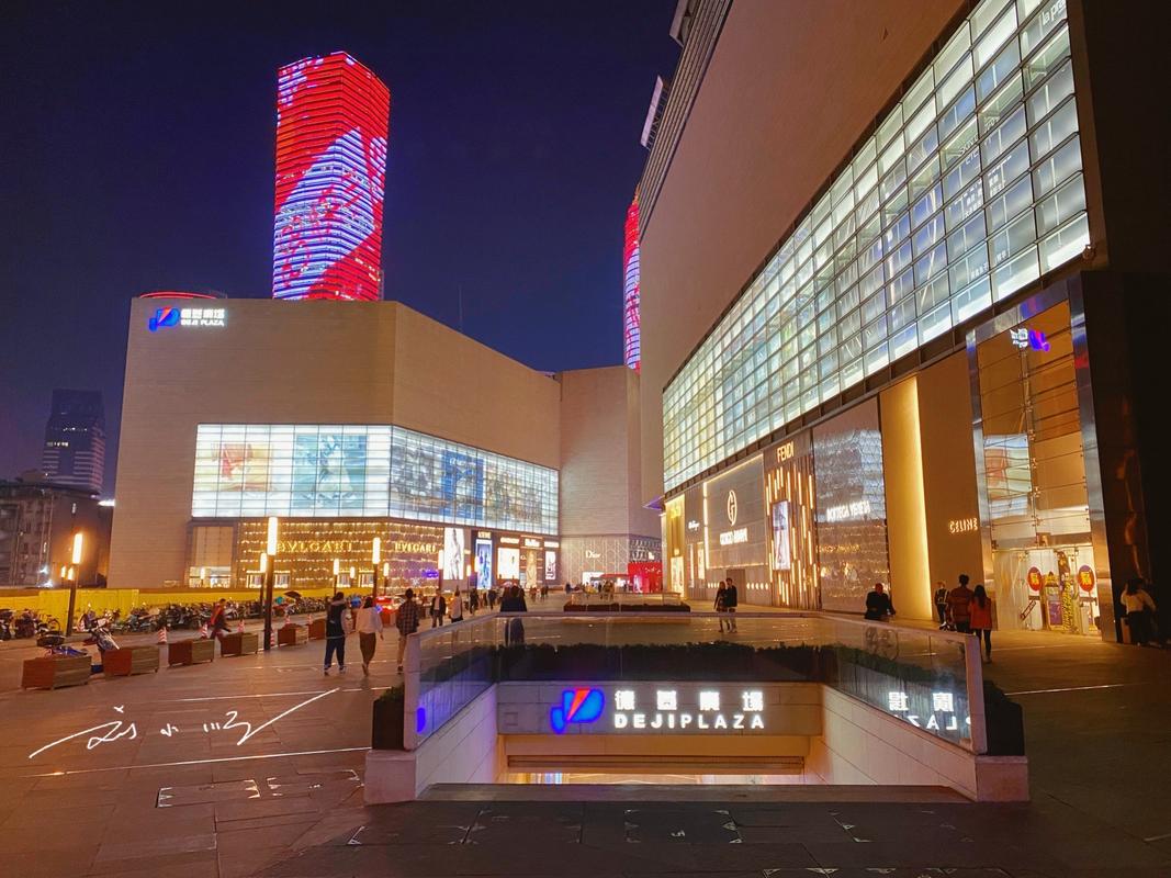 A real shot of the largest shopping mall in Nanjing, the asymmetrical ...