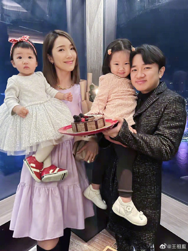 Li Ya-nan exposes his daughter, 1-year-old Hayley swayed and learns to ...