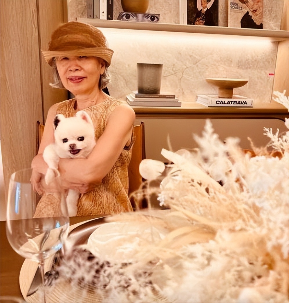 Jay Chou's mother Ye Huimei appeared, holding her pet dog and smiling ...