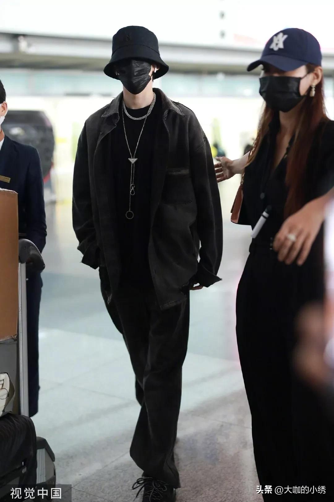 Deng Wei appeared at Beijing airport, how would you rate the all-black ...
