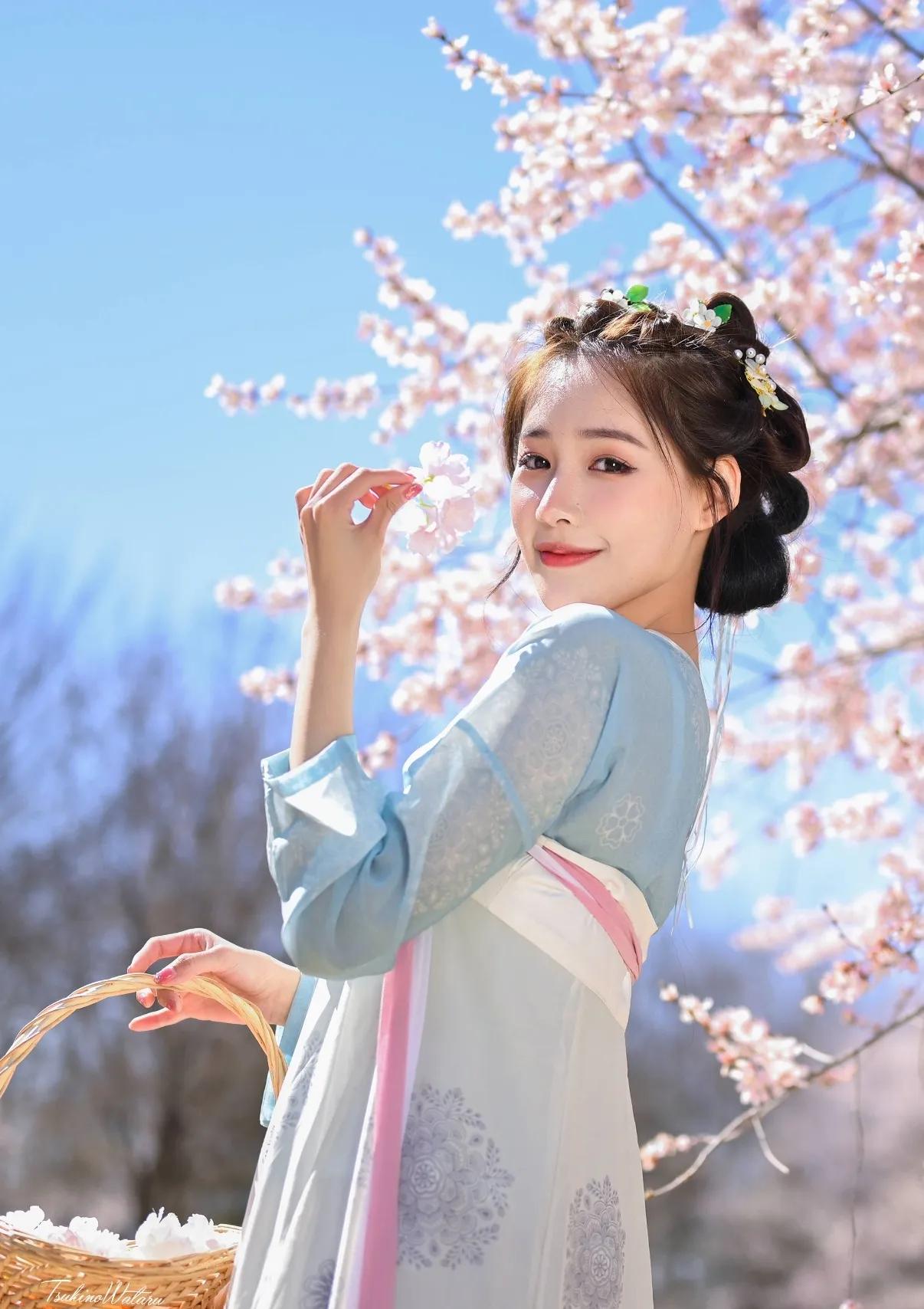 "Treasure Actress" He Yimeng - iNEWS