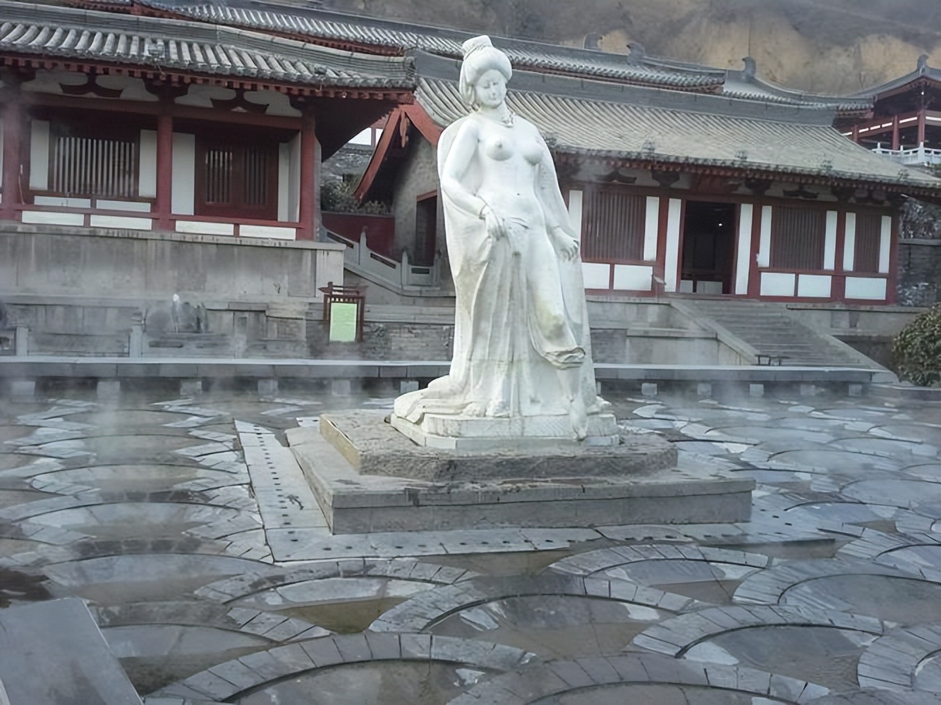 How big is the gap between the tombs of Concubine Yang Gui and Tang ...