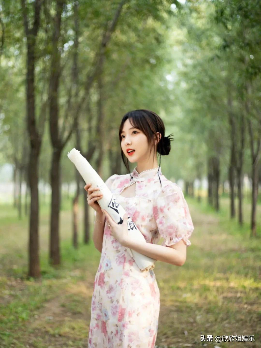 Female star Zheng Naixin - iNEWS