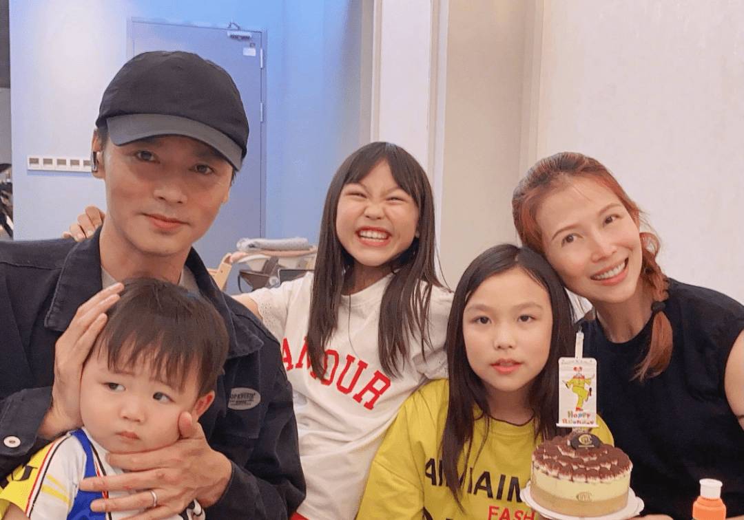 Cai Shaofen posted a family photo to celebrate Zhang Jin's birthday ...