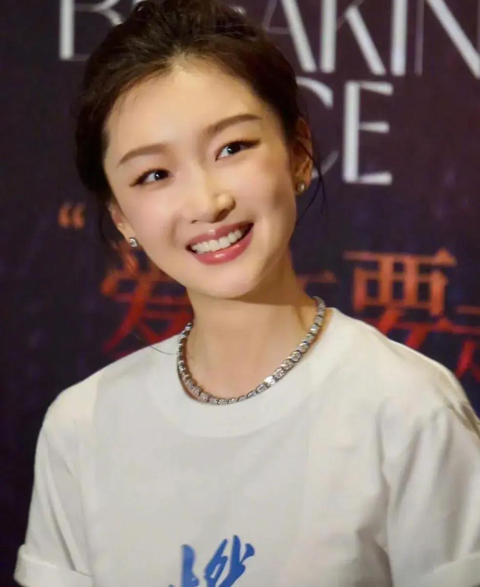 Zhou Dongyu was too thin before and looked mean, but now she looks ...