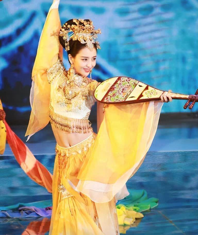 Tong Liya shocked netizens by showing off her bare makeup. She looks ...