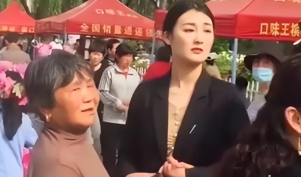 Chen Yanan took his mother to open a new store, and the family squatted ...