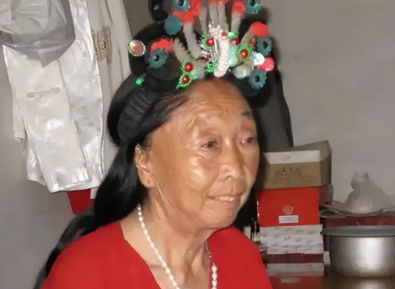 Li Yucheng combed the hair of 85-year-old Ma Yuqin, the female side ...