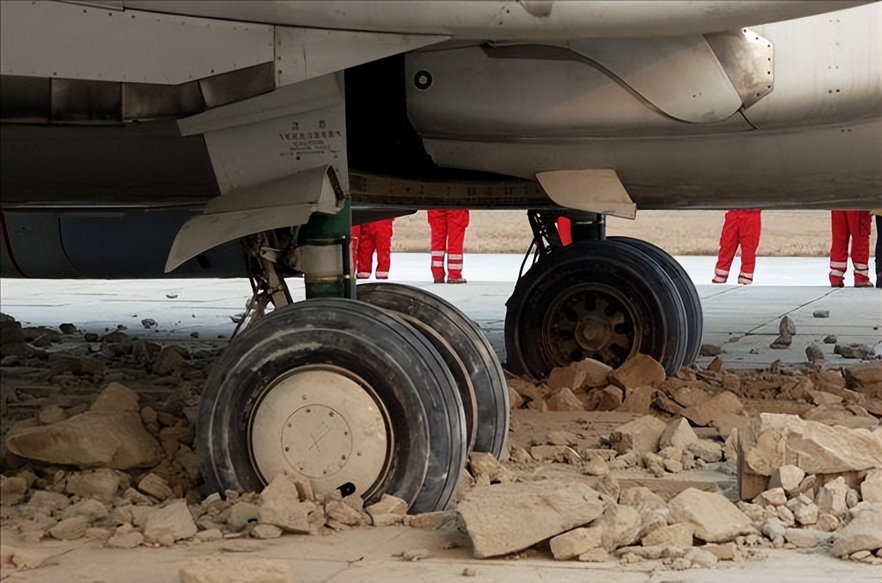 The incredible "arresting bed" breaks into pieces as soon as the plane ...