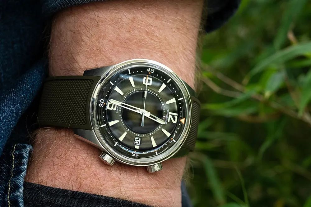 This new gradient green sports watch has both the appearance and the ...