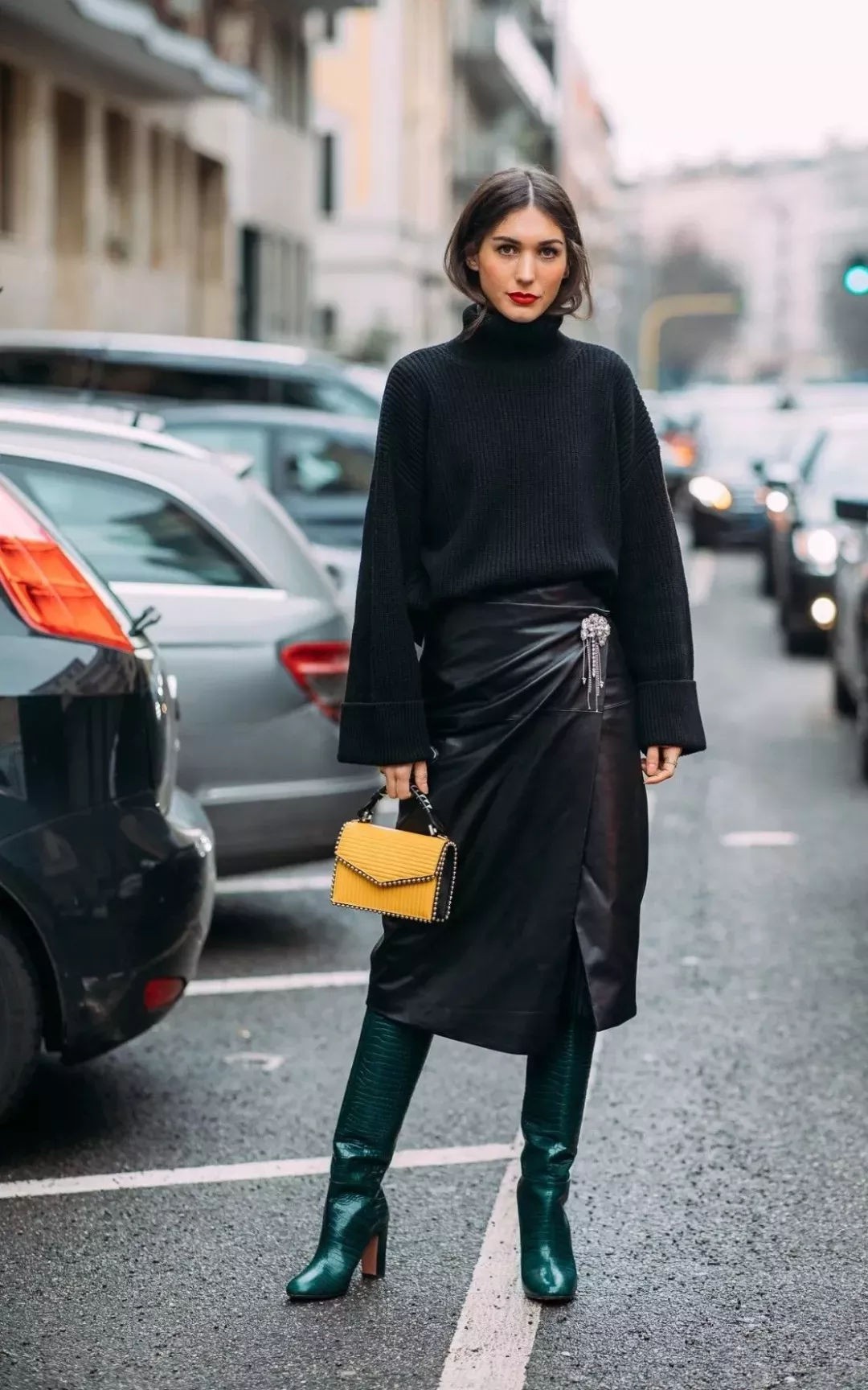 Sweaters are still "minimalist style". You don't need to buy too much ...