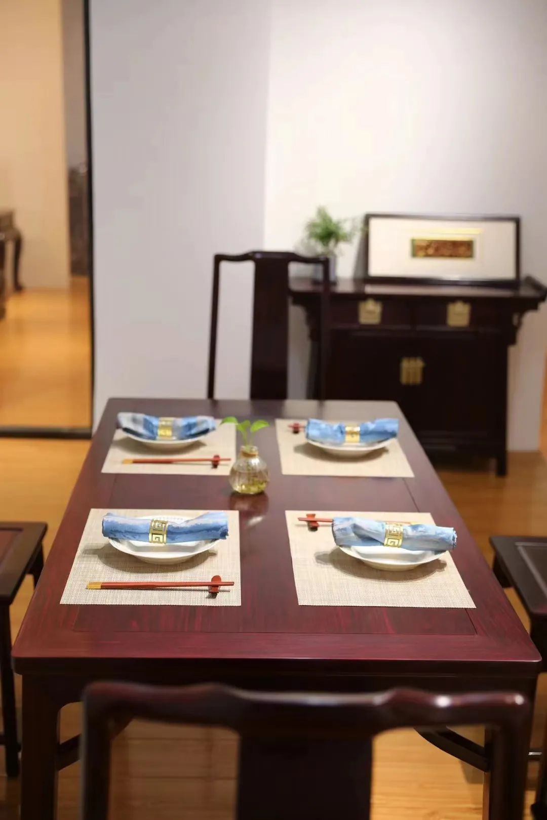 Round table or square table? Teach you how to choose a dining table ...