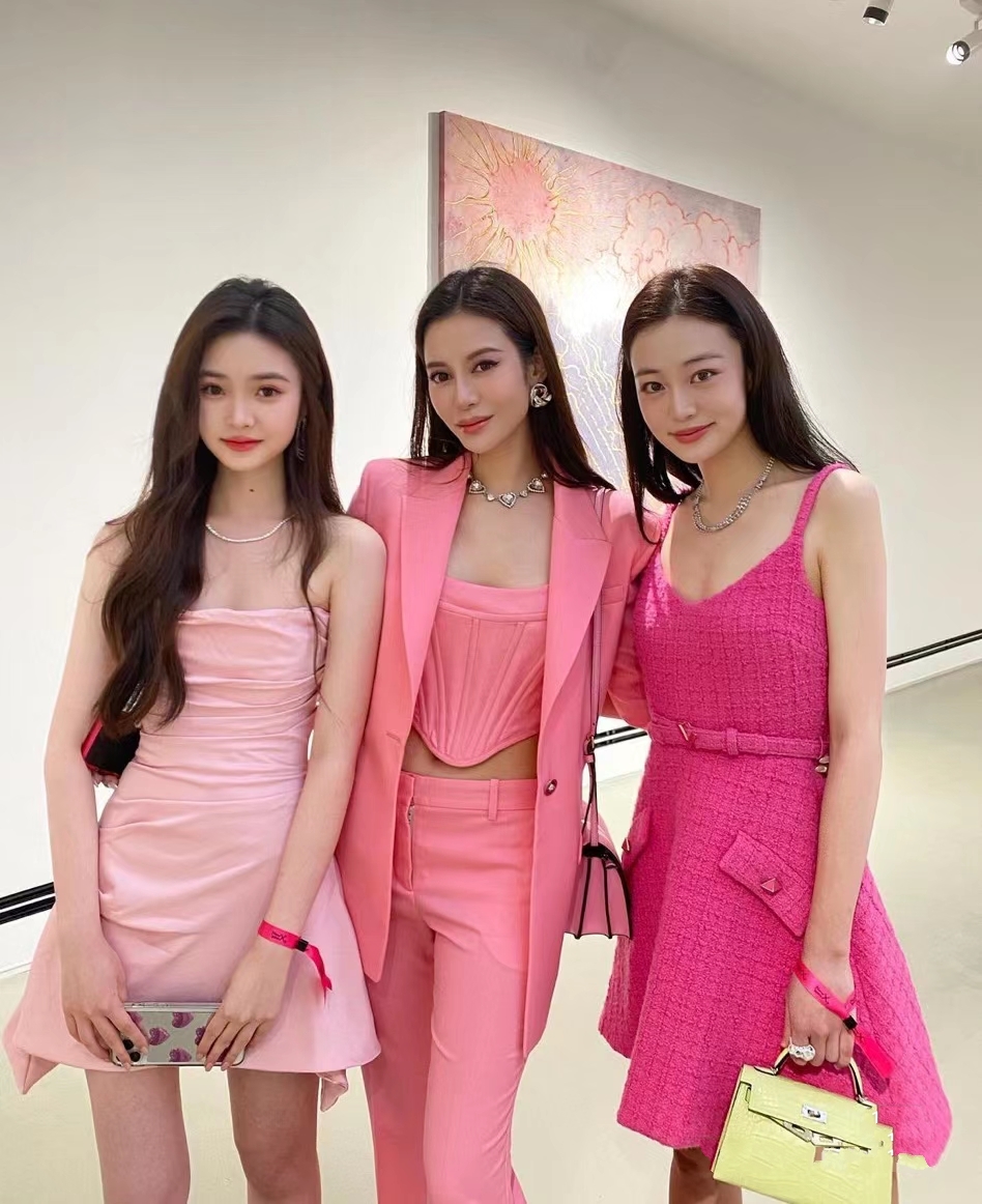 It's rare for sisters in the Beijing circle to be in the same frame ...