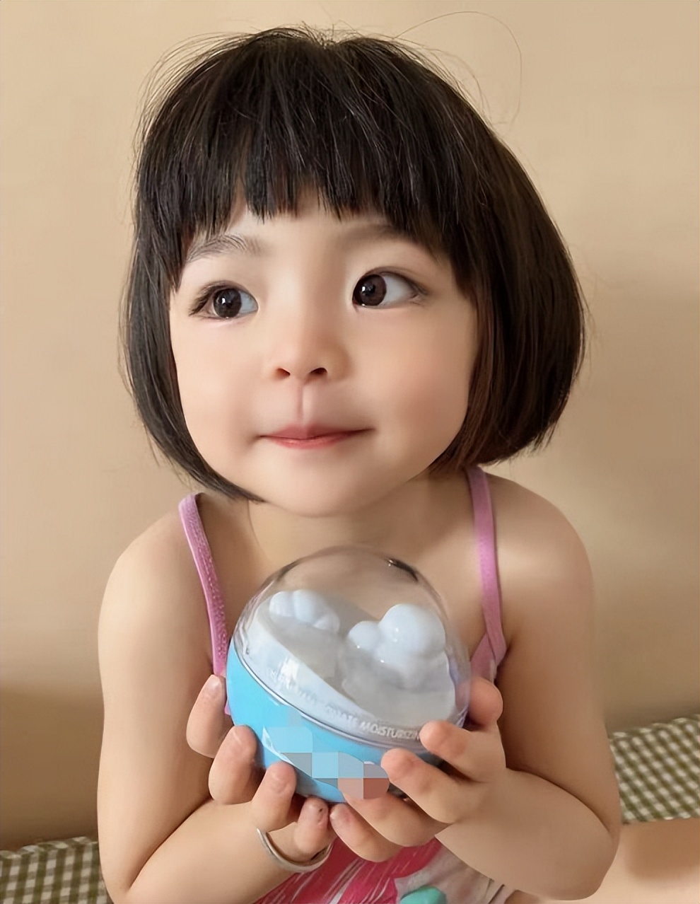 72-year-old Zhang Yimou coaxes children on the set!Holding the baby ...