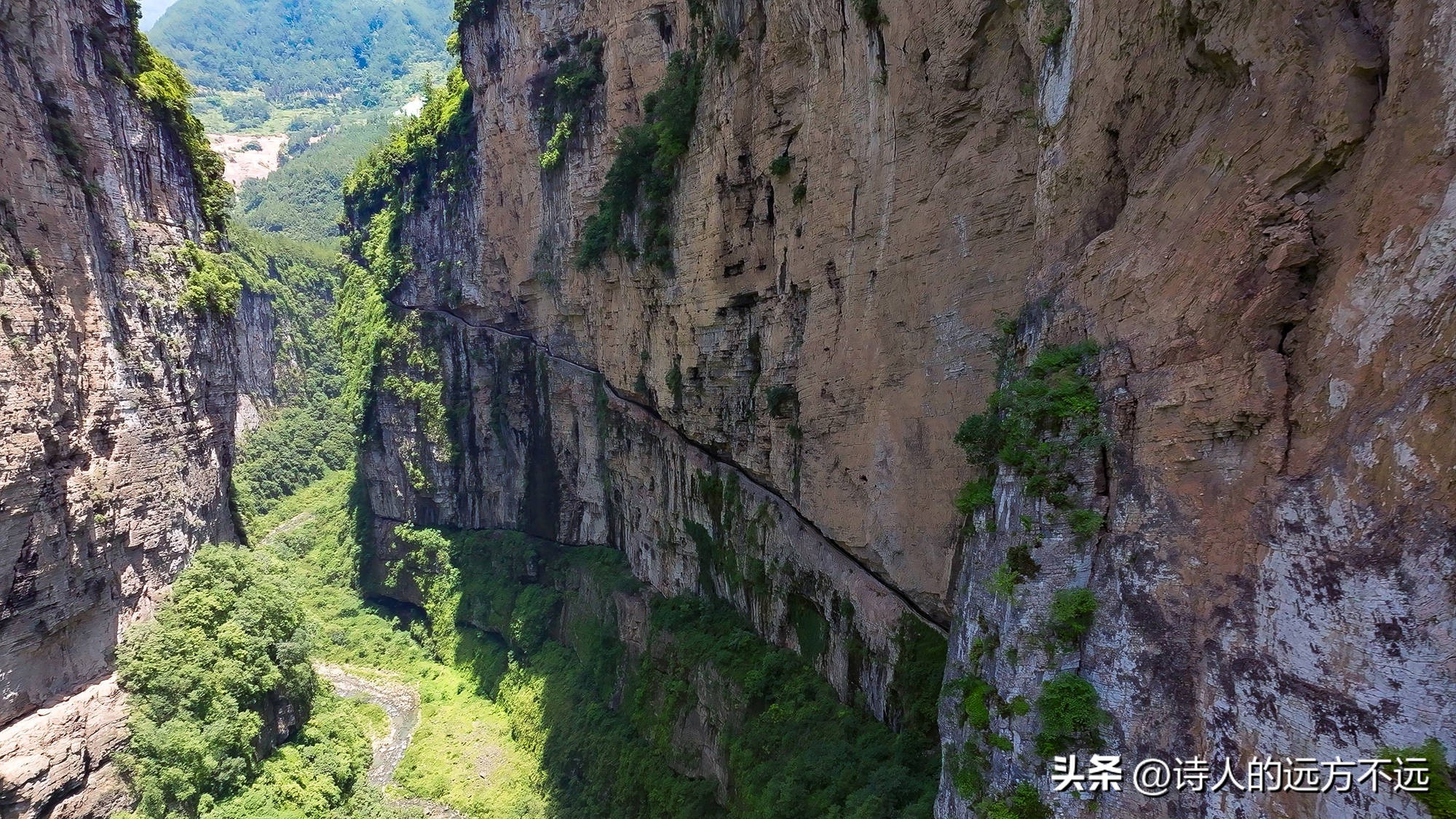 Shocked!The "wall-mounted canal" in Wulong, Chongqing, on a 300-meter ...