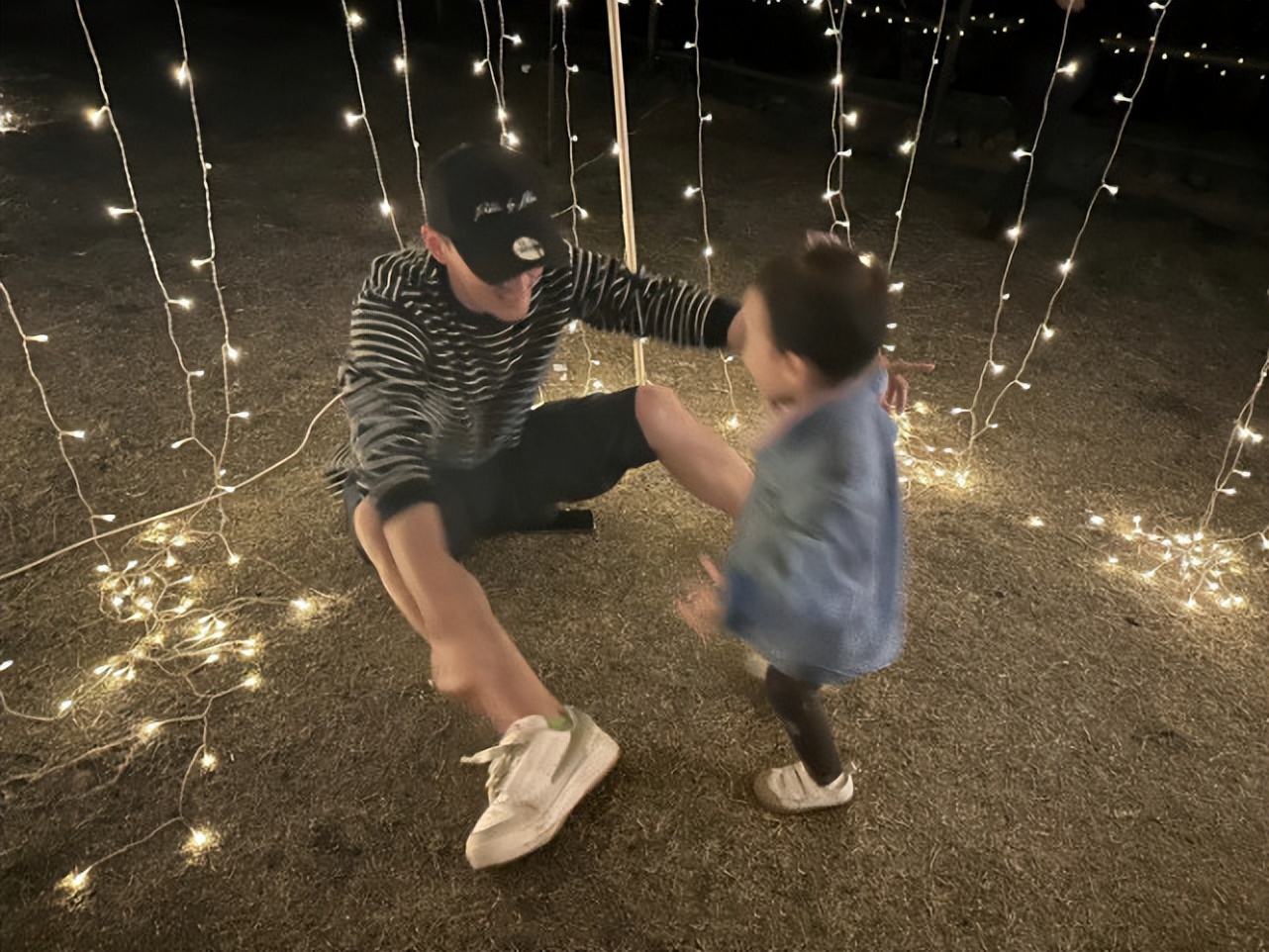Zhang Xinyue takes a family photo, Lin Feng sits on the ground playing ...