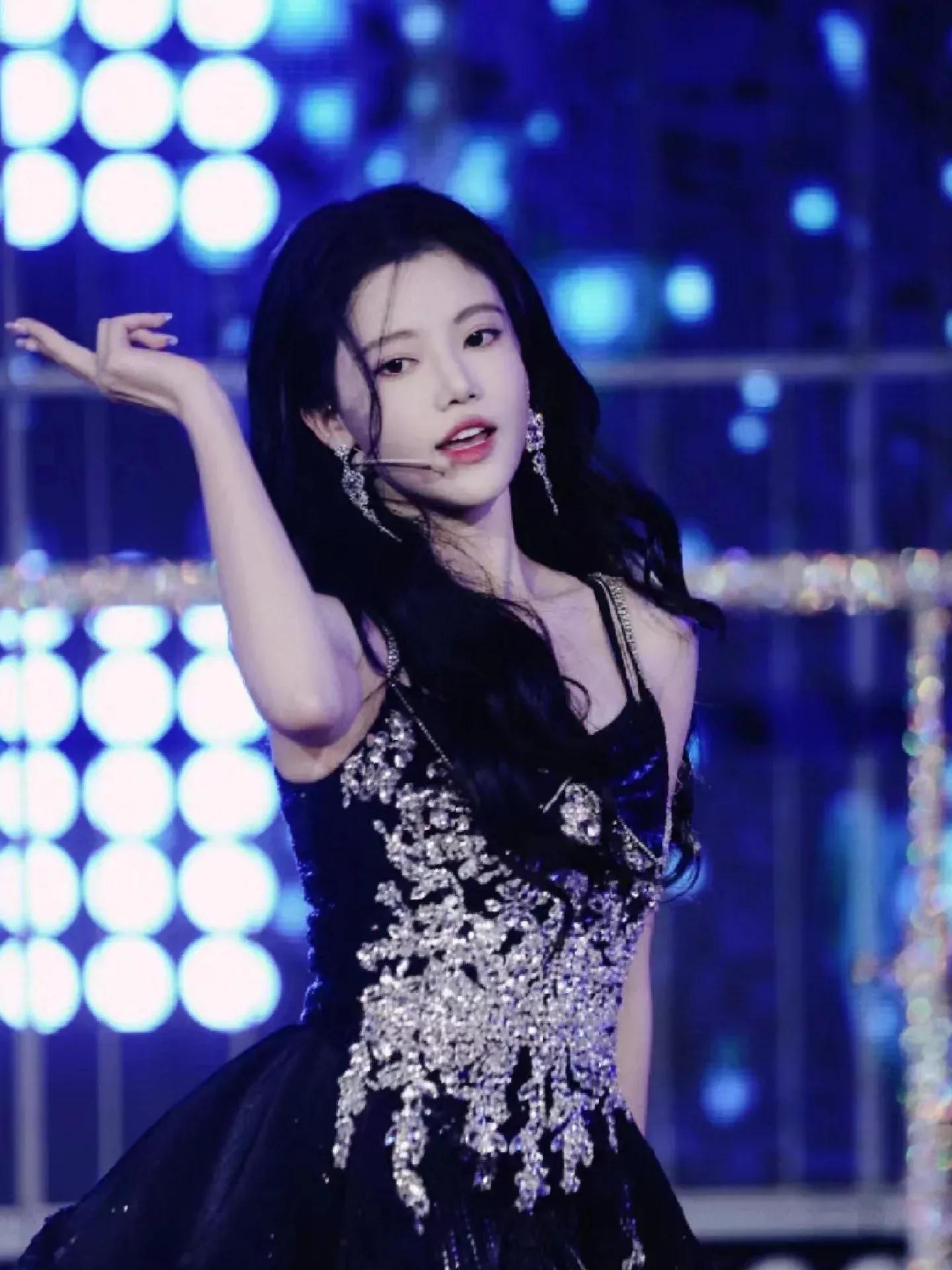 Sun Zhenni is so beautiful! Ever since I saw her play the little fox, I ...