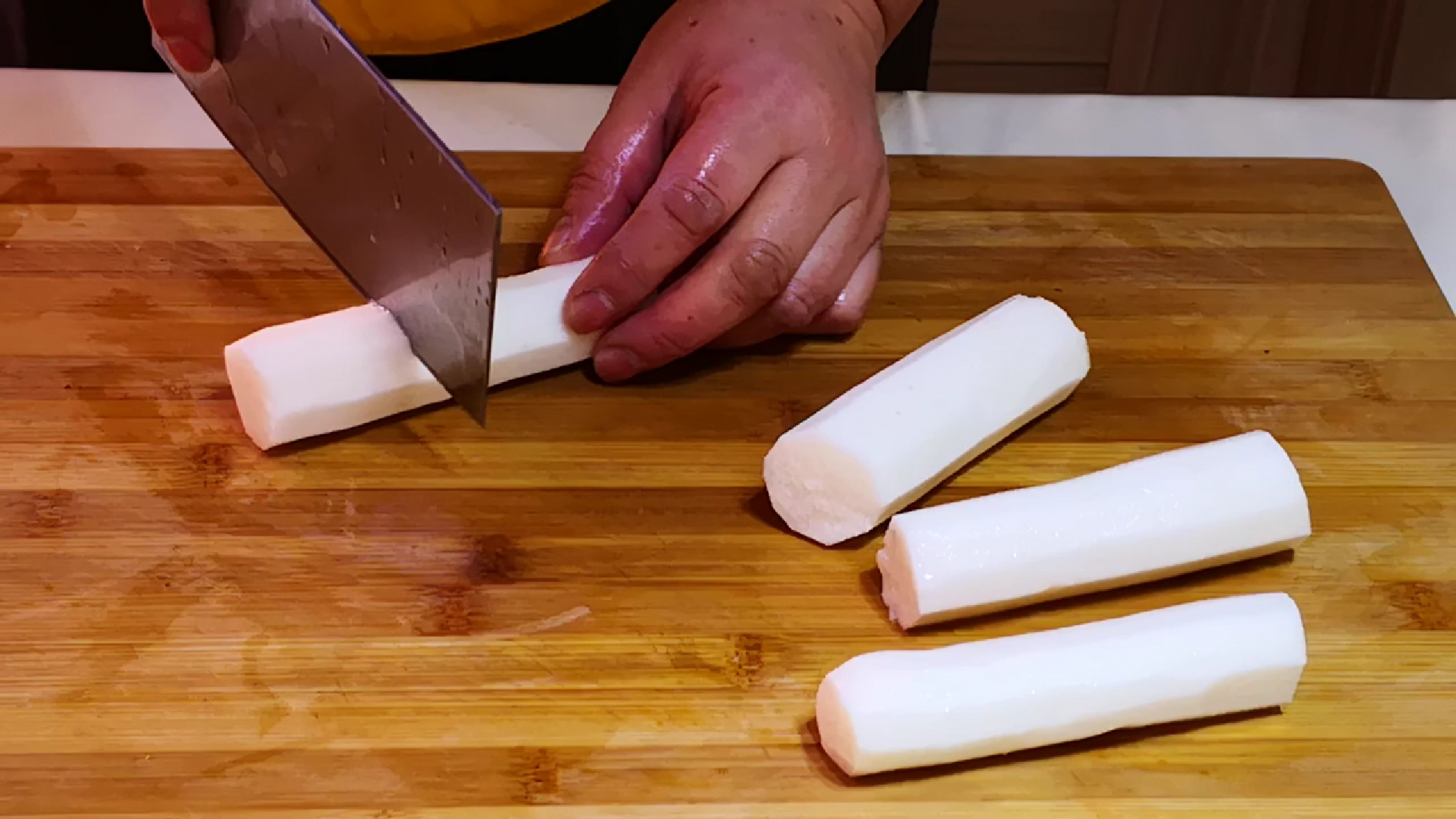 It turns out that peeling yam is so simple, a chopstick can do it ...