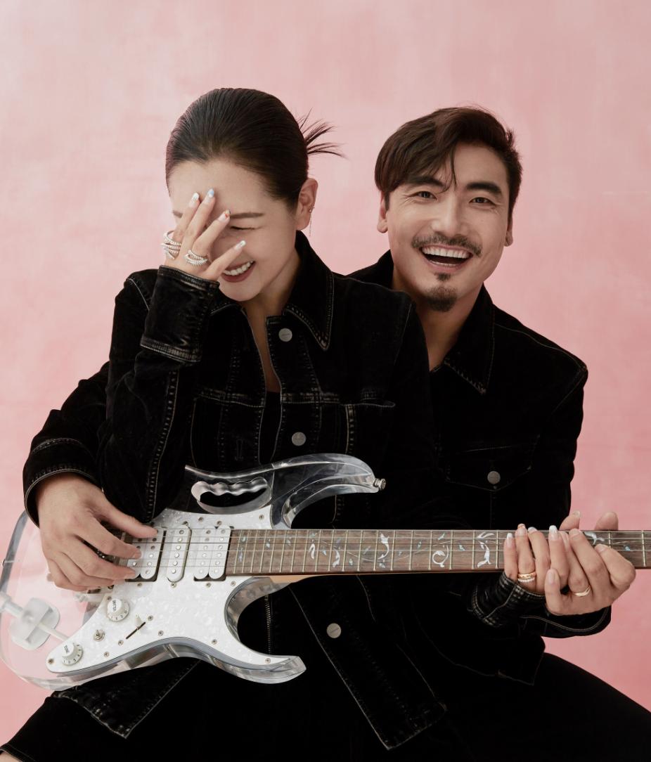 He Jie's family of five made their debut in the magazine, and their ...