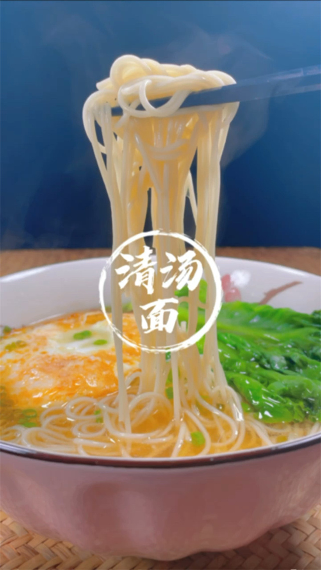 The fragrant soup of the specialty and famous Yangchun noodles is very ...