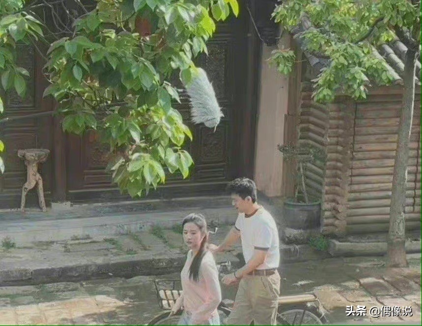 Li Xian shows his abdominal muscles late at night. He has a strong body ...