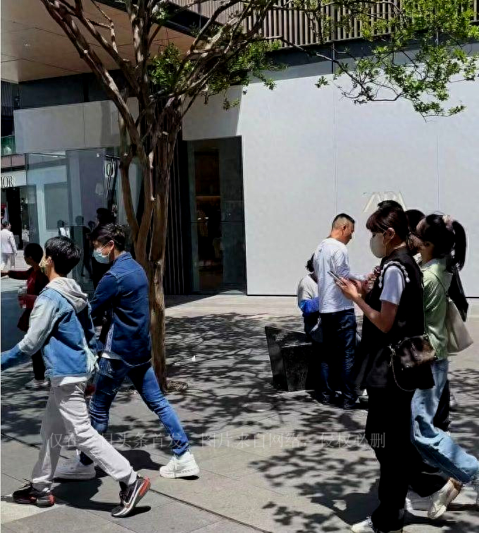 I met Tian Liang's family of four in Taikoo Li. Sen Die was almost as ...