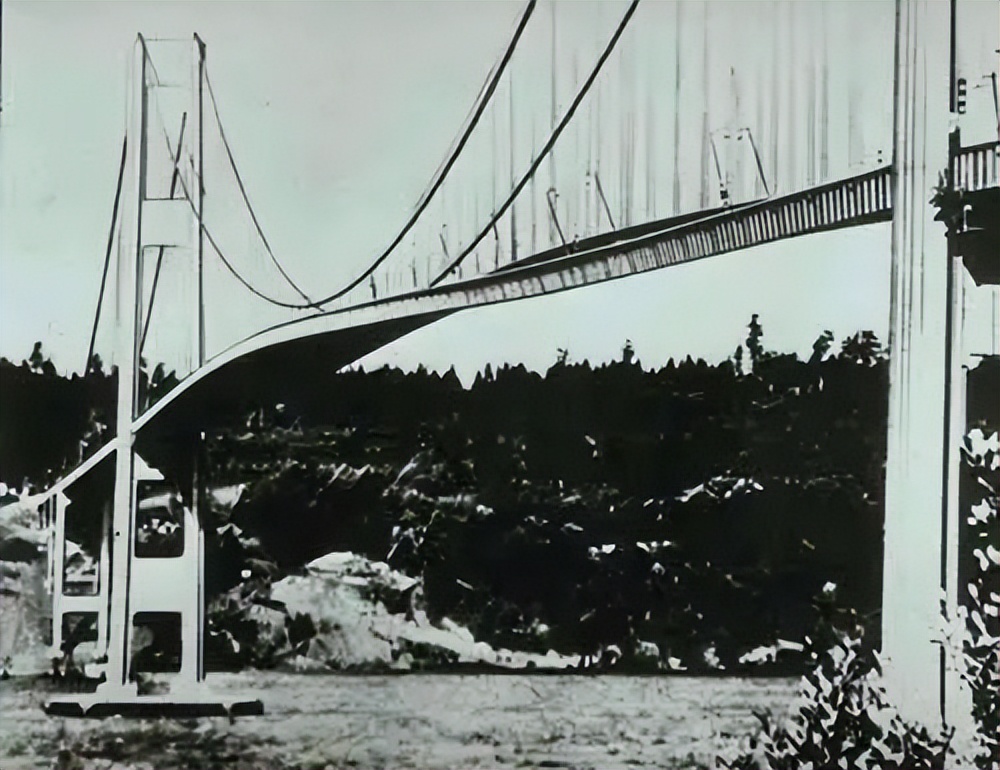 Amidst the screams, the ribbon-cutting bridge collapsed unexpectedly ...